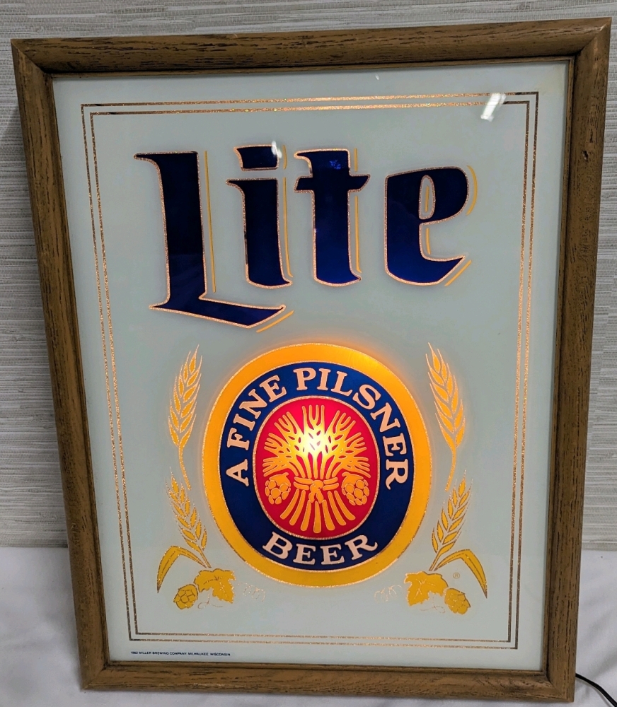 Vintage Miller Lite Light Up Beer Sign.